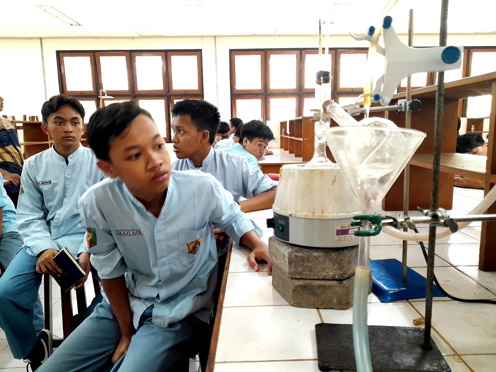 Siswa Madrasah Mu’Allimin Kunjungan Edukasi ke Laboratorium FMIPA UNY ... Siswa Madrasah Mu’Allimin Kunjungan Edukasi ke Laboratorium FMIPA UNY ...